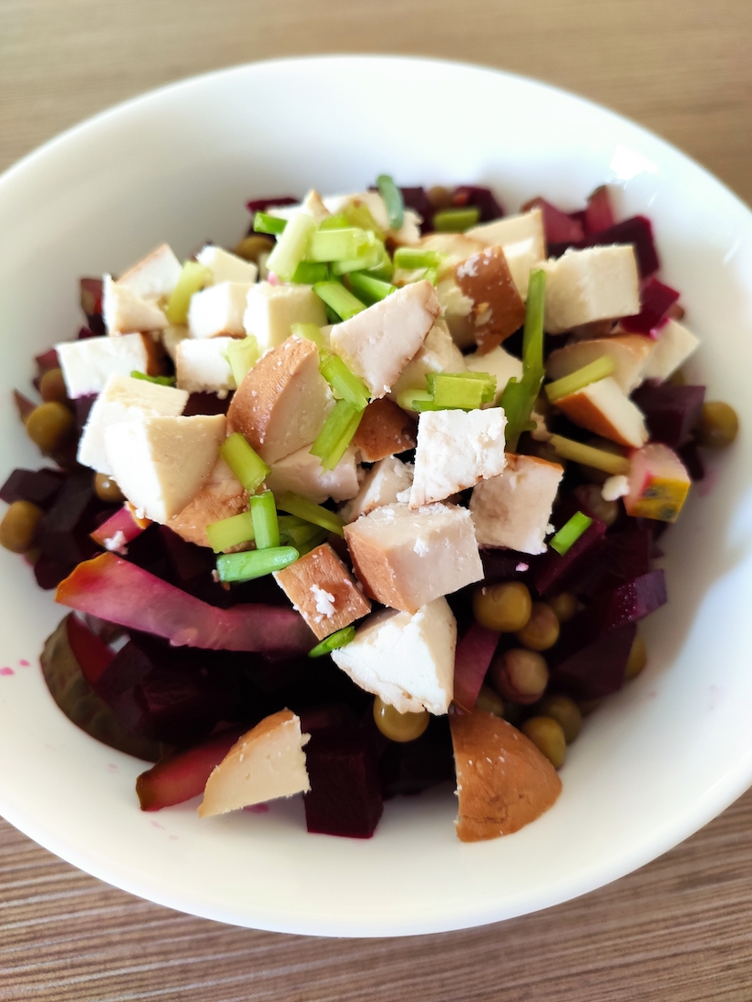 Burokėlių mišrainė su rūkytu varškės sūriu - receptas | MaistoLyga