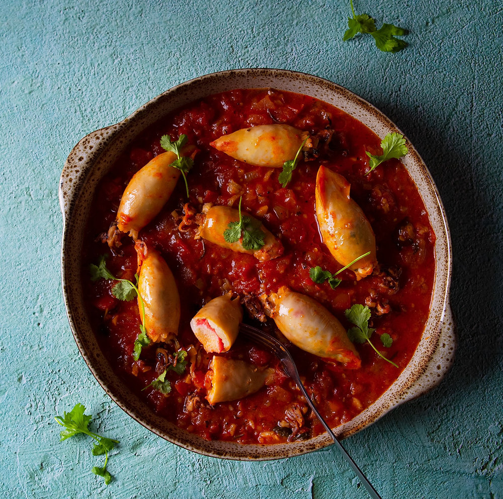 Įdaryti kalmarai troškinti pomidorų padaže - receptas | MaistoLyga