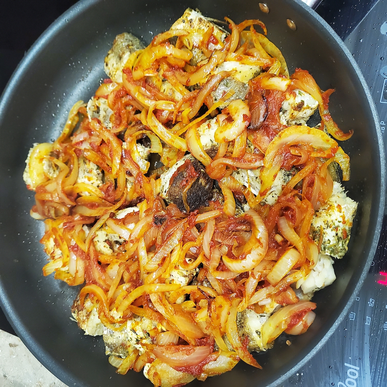 Jūros lydeka su svogūnais ir pomidorų padažu - receptas